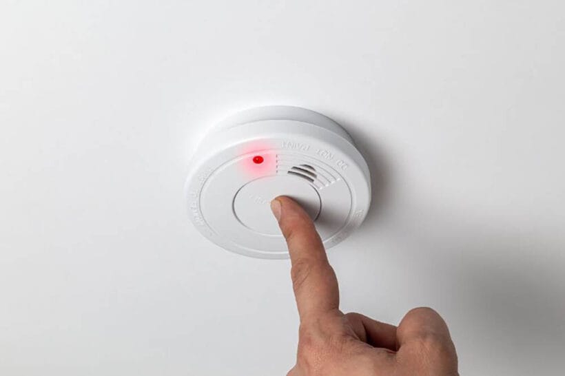 Flashing Green Light on Smoke Detector: What Does It Mean? - HOMIVI